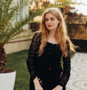 Alexia PLĂCINTĂ, studentă în anul I, la specializarea Engleză-Română a ...